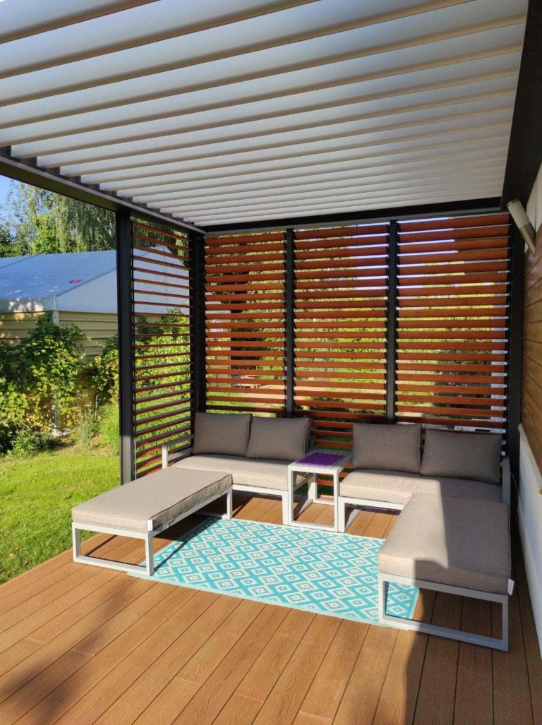 Quelles solutions pour fermer une pergola ? Voici 7 idées